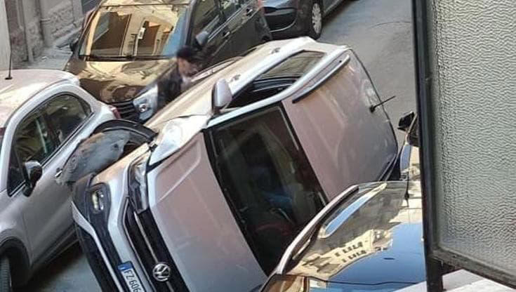 Perde il controllo dell’auto che si ribalta e rimane in bilico in via ...