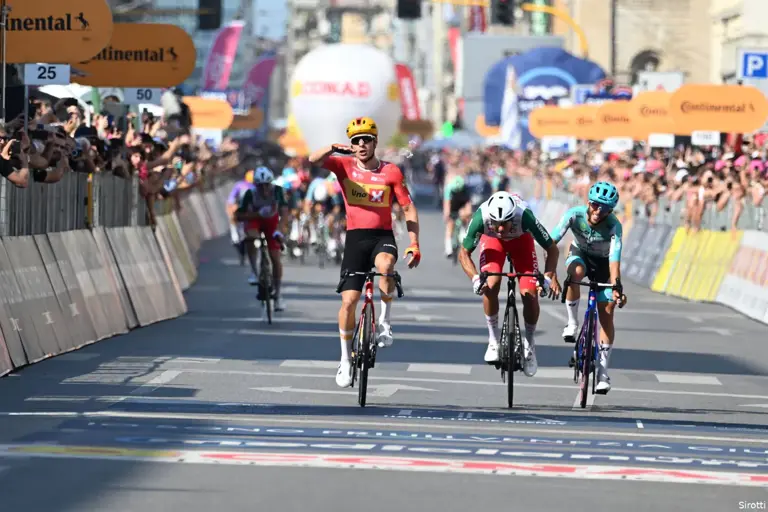 Thijs Zonneveld kiest kant van klagend Giro-peloton: 'Dat is echt idioot'