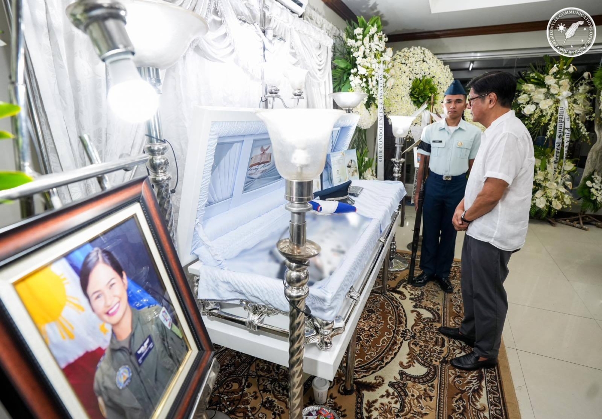 Marcos visits wake of fallen PAF pilots