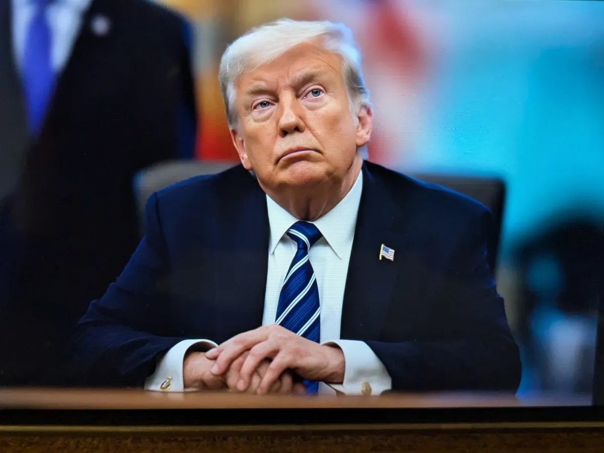 Trump na poslední zastavil plán kontroly AI modelů. Poslechl vlivného ...