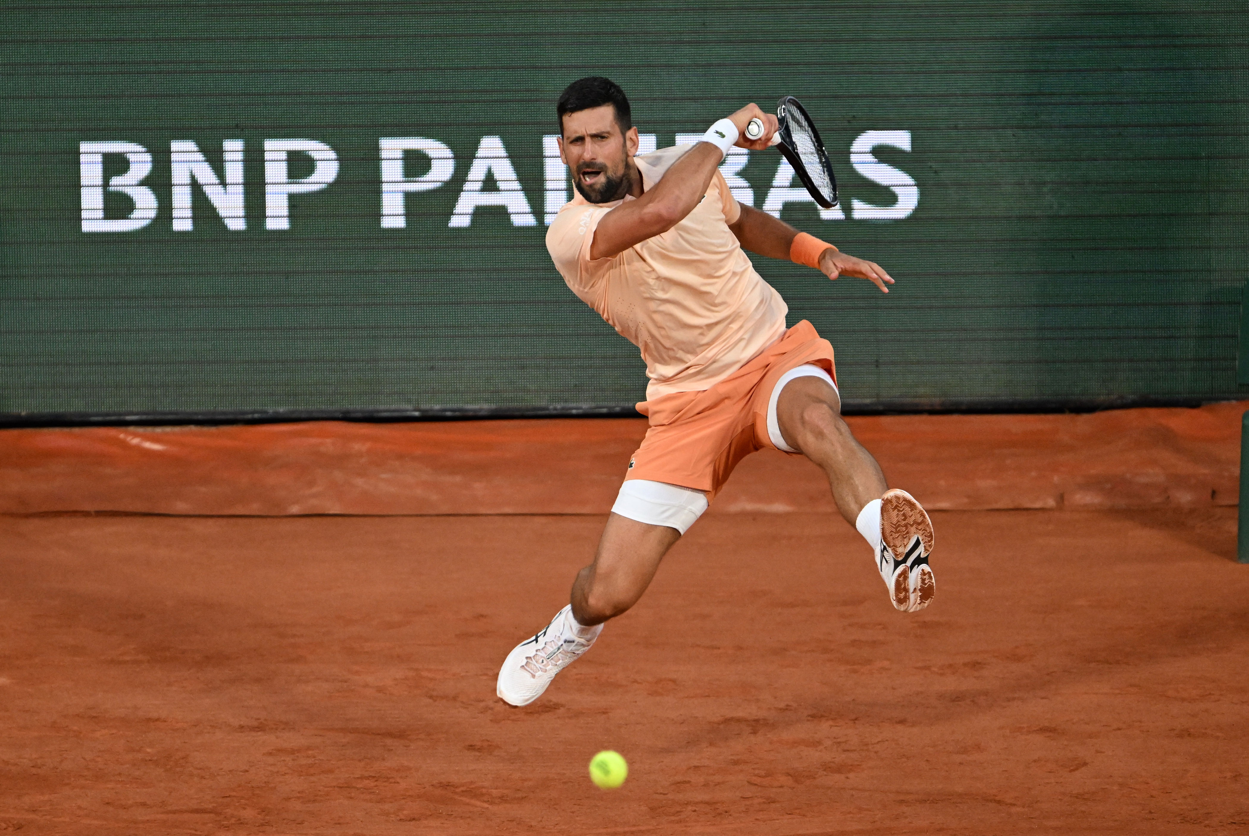 Novak Djokovic overcomes a slow start and hostile crowd in 1st-round ...