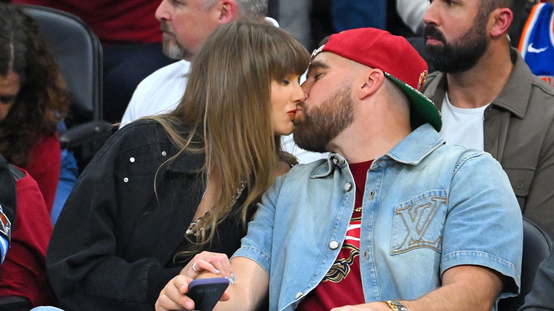 Taylor Swift and Travis Kelce spend date night at the Knicks vs ...