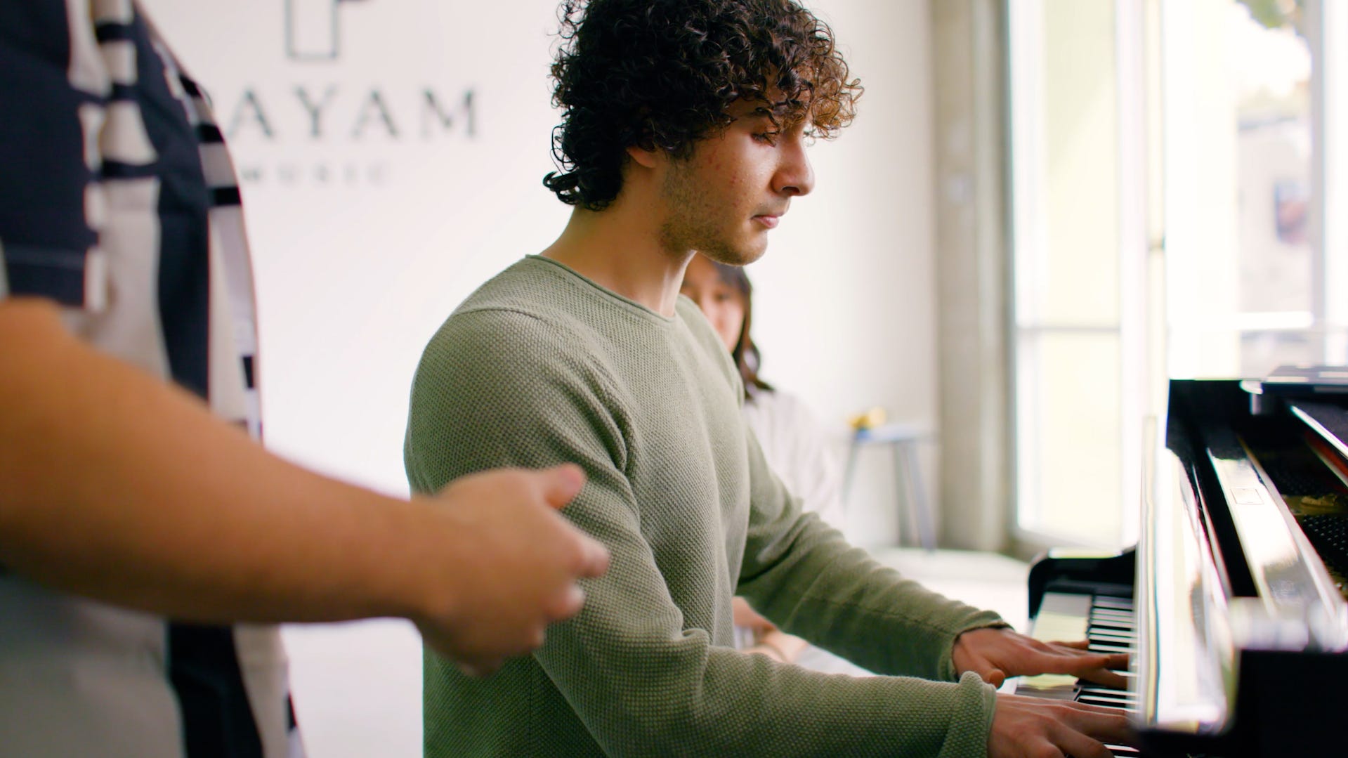 Piano method teaches students to play music before learning to read it