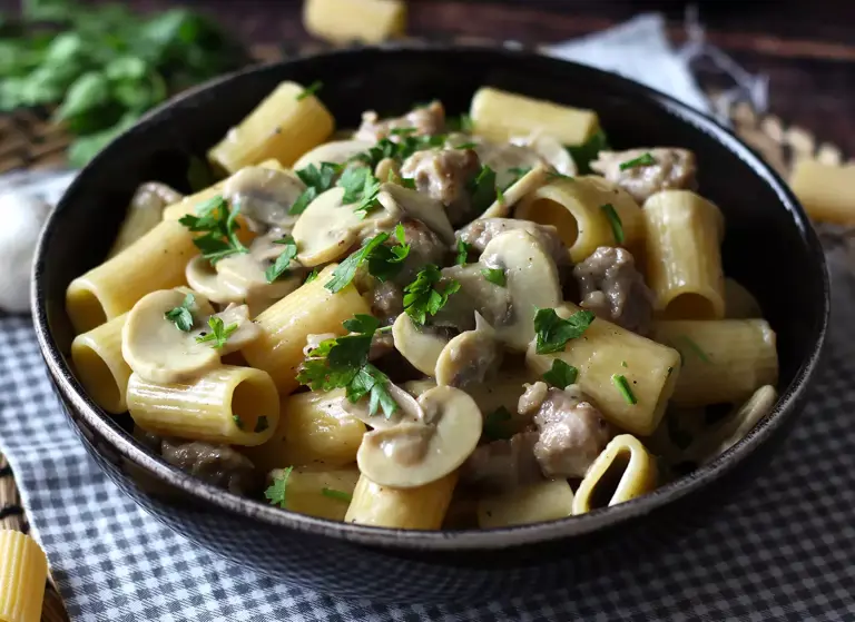 Cremige Nudeln mit Champignons und Wurst
