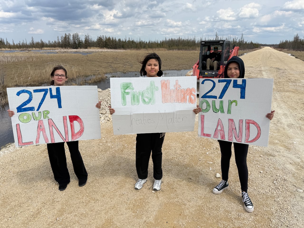 First Nations bulldoze through provincial blockade on Manitoba ...