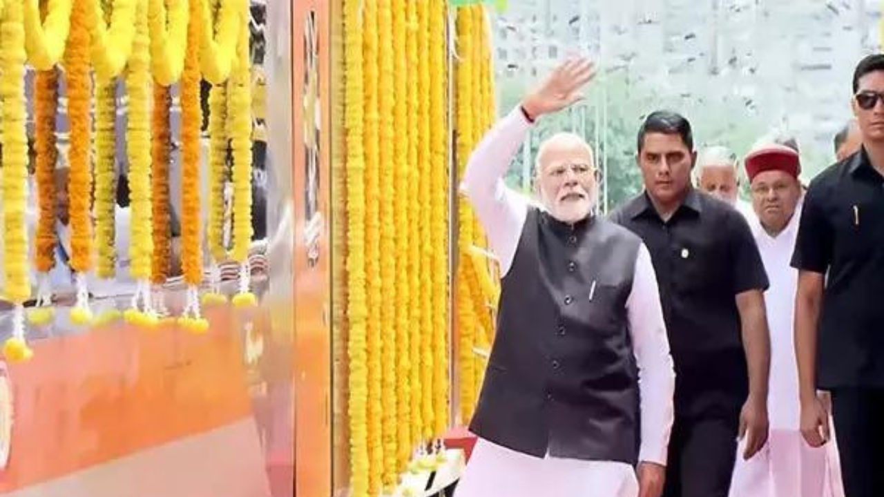 Sub-inspector among 6 cops suspended over explosives on PM Modi convoy ...