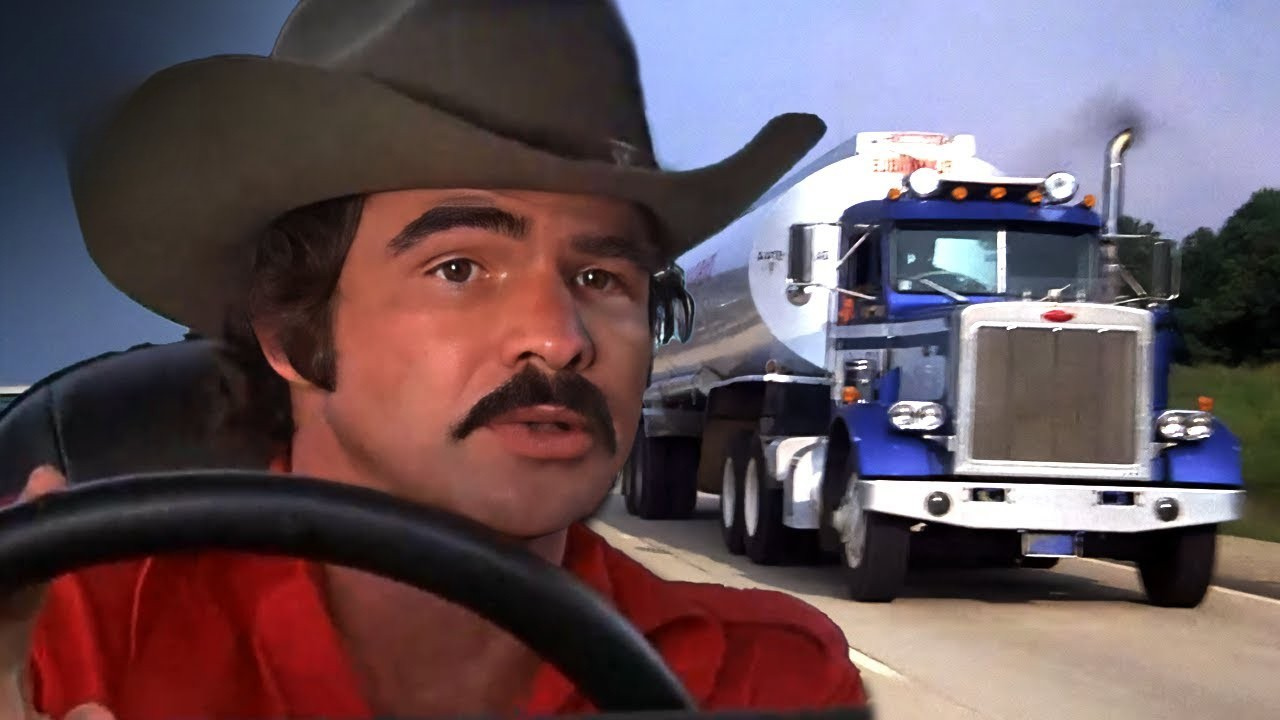 Bandit tricks the cops with giant trucks (full scene) Smokey and the Bandit