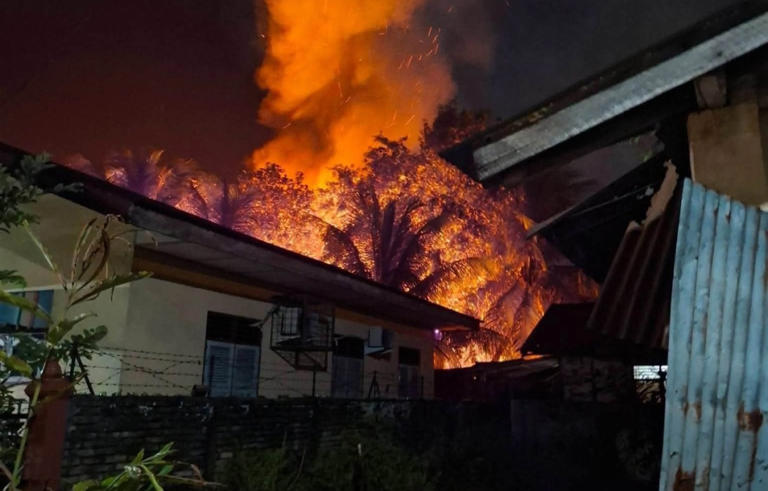 Dua rumah semi permanen terbakar di Kota Tebingtinggi, damkar alami ...