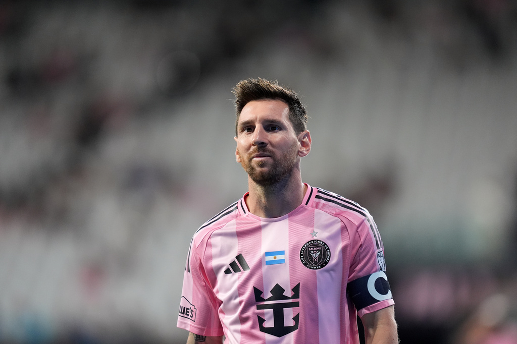 Messi leaves midway through second half, grabs at leg, Inter Miami ...