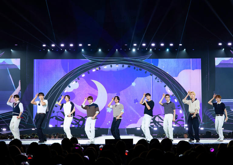 Seventeen's Japan fan meets tip the scales at 180,000 Carats