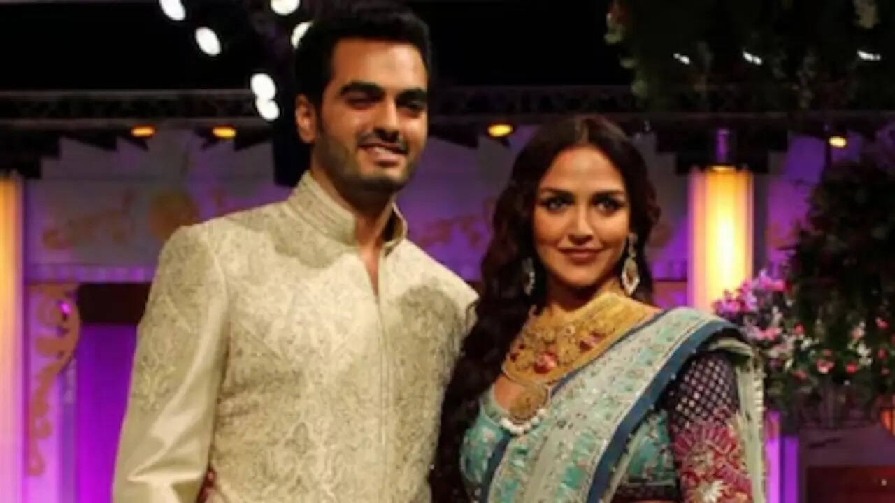 Esha Deol reposts group photo with ex-husband Bharat Takhtani from ...