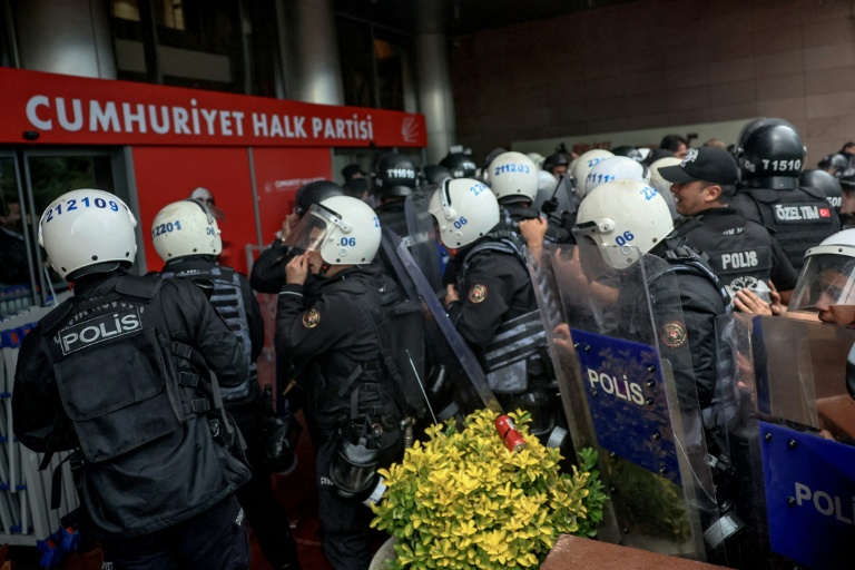 Turkey riot police use tear gas to take opposition party HQ