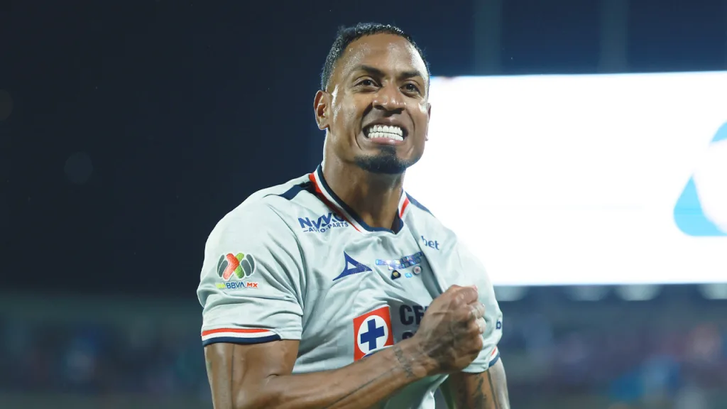 Willer Ditta estalla con aficionados de Pumas por agresión durante los ...