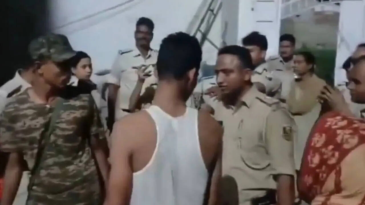Bihar cops frisked by Sonu-Monu gang members before house raid; 2 SHOs ...