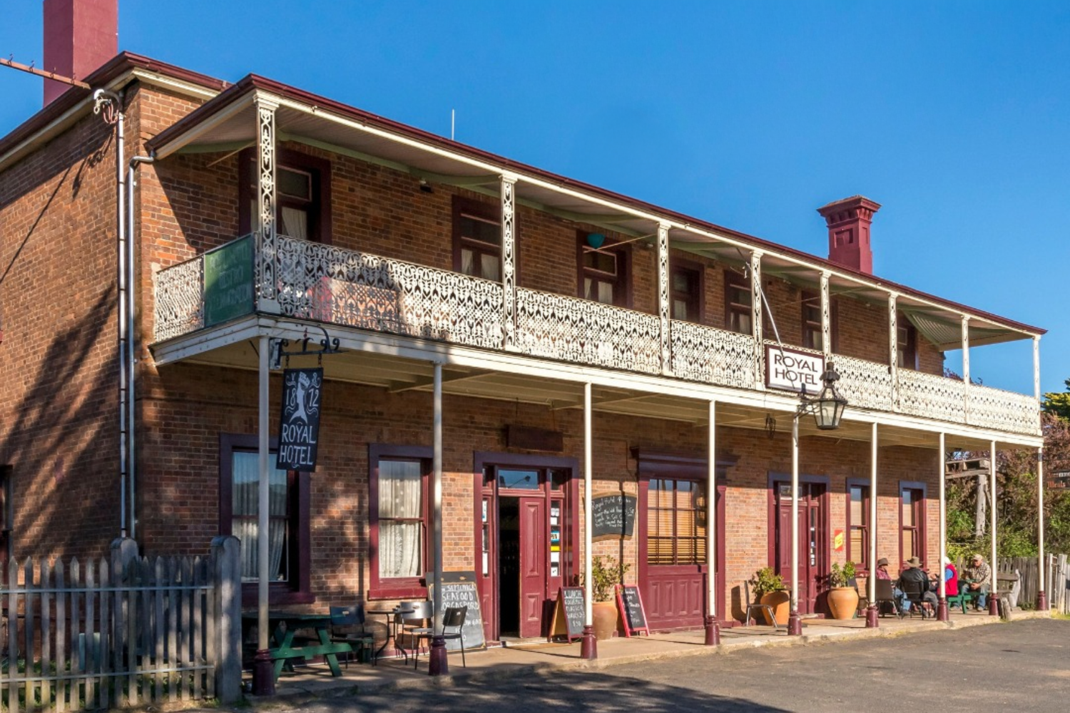 Outback pub takeover on offer as famous Aussie town hits market: 'Once ...