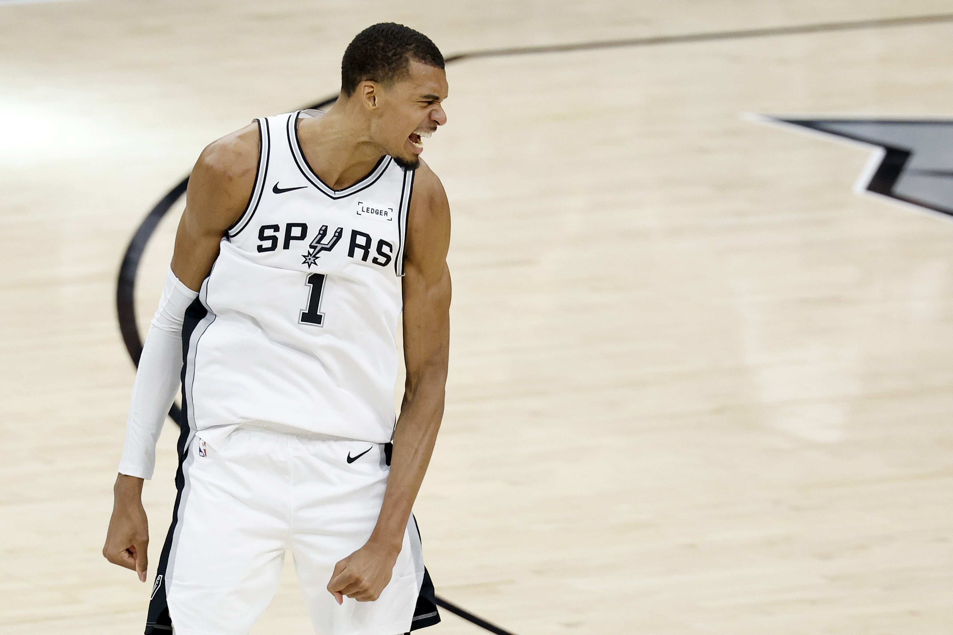 Spurs-Thunder: Victor Wembanyama beats buzzer with half-court shot ...