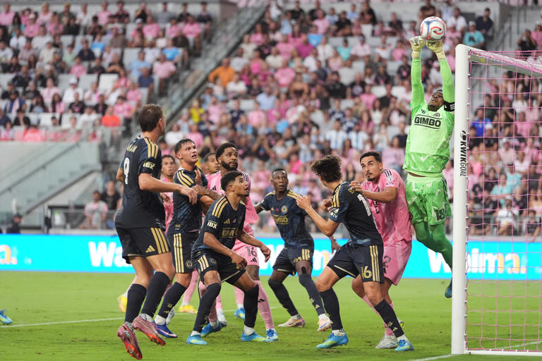 Messi leaves midway through second half, grabs at leg, Inter Miami ...