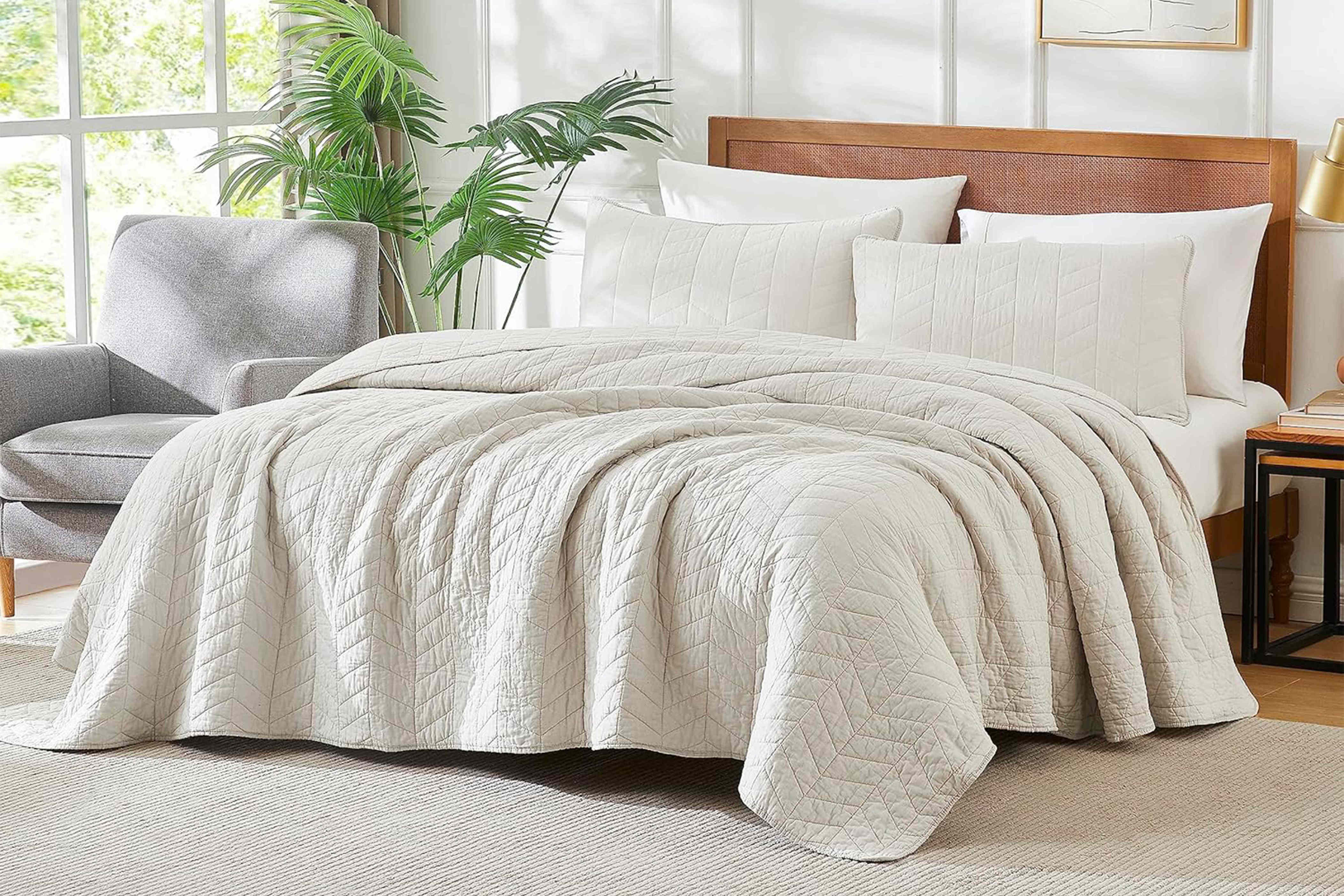 These 14 lightweight quilts are a summer essential for hot sleepers in ...