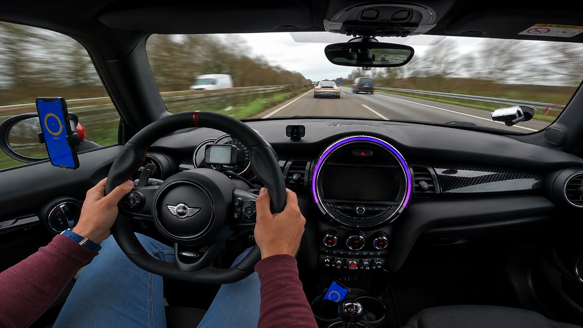 La Mini JCW Pro raggiunge la velocità massima in autostrada