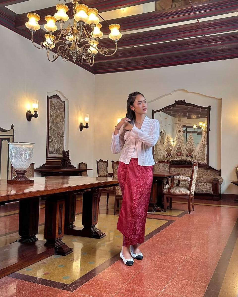 5 sepatu yang cocok untuk kebaya, tiru gaya seru Rania Yamin!