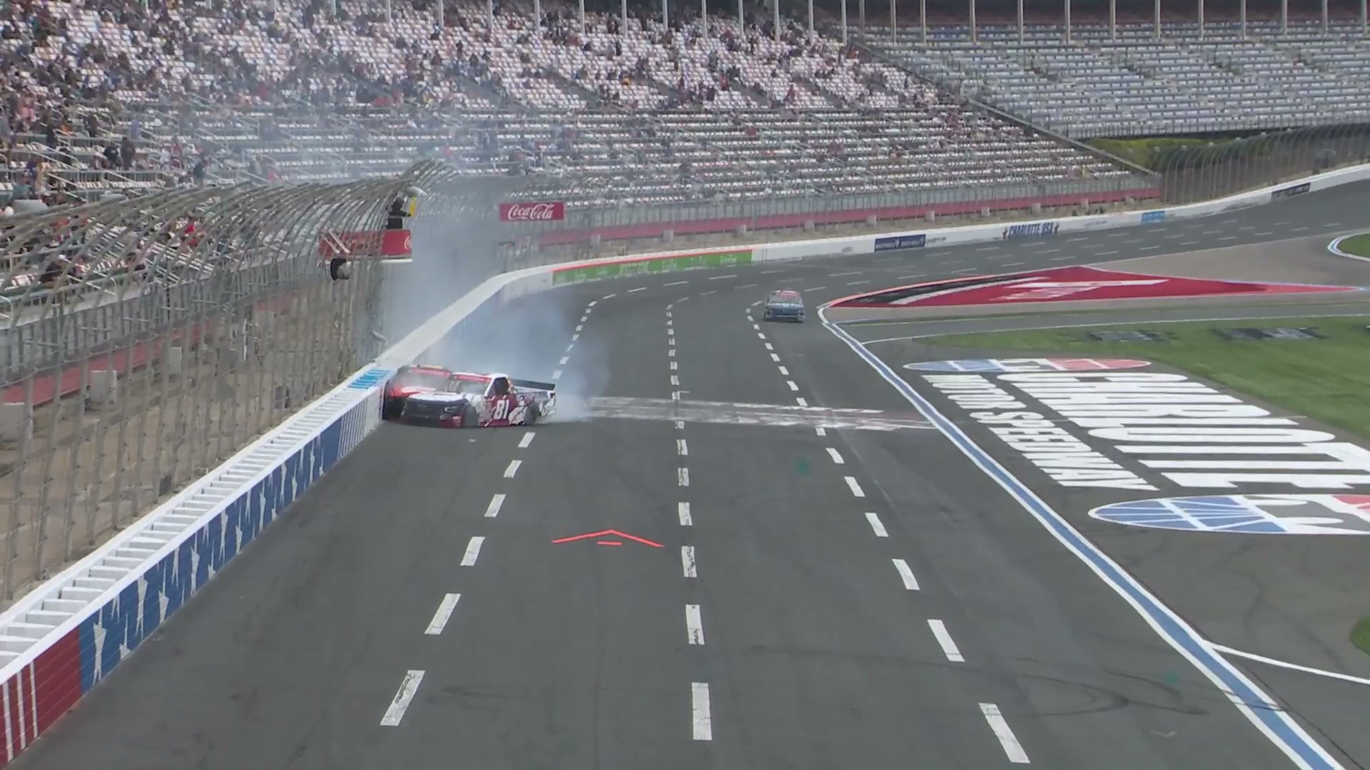 Queen gets tangled with Wright in late-race wreck