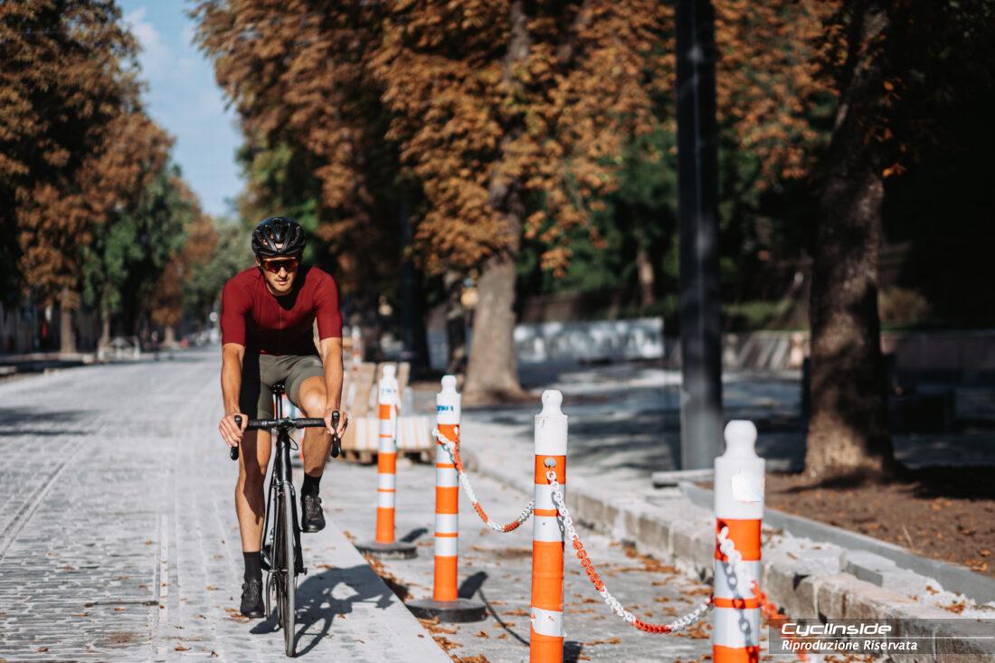 Non sono i guanti il problema: i ciclisti imparino a stare in strada