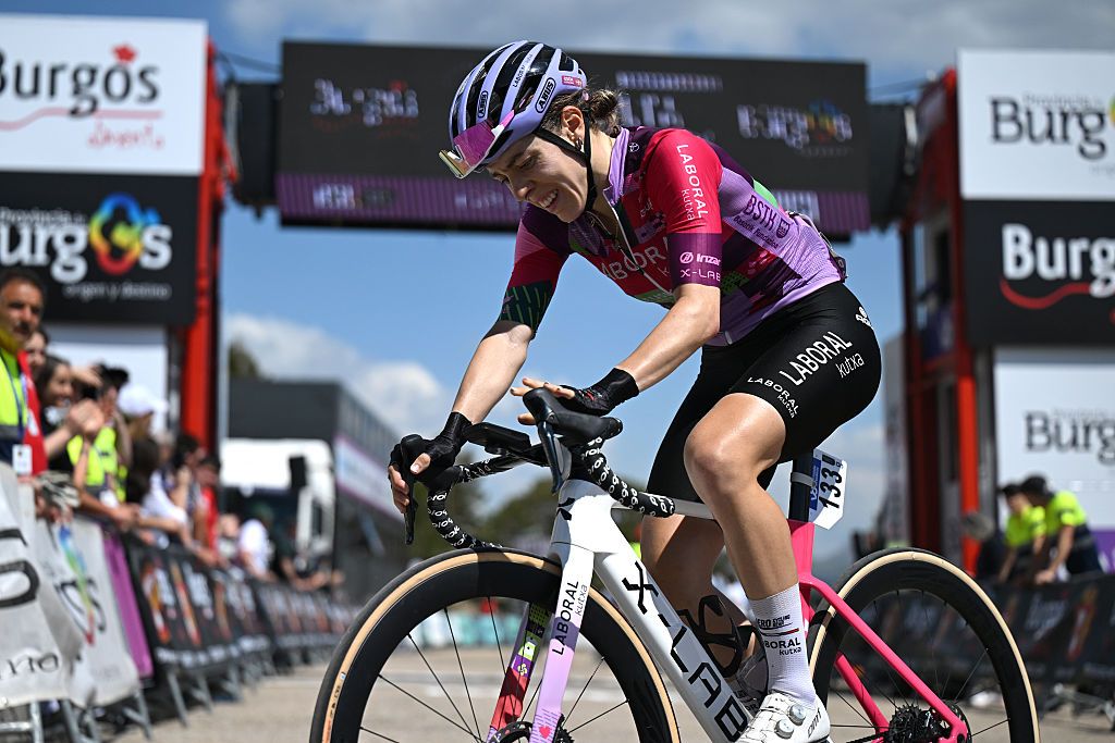 Usoa Ostolaza climbs onto Vuelta a Burgos Féminas podium with comeback ...