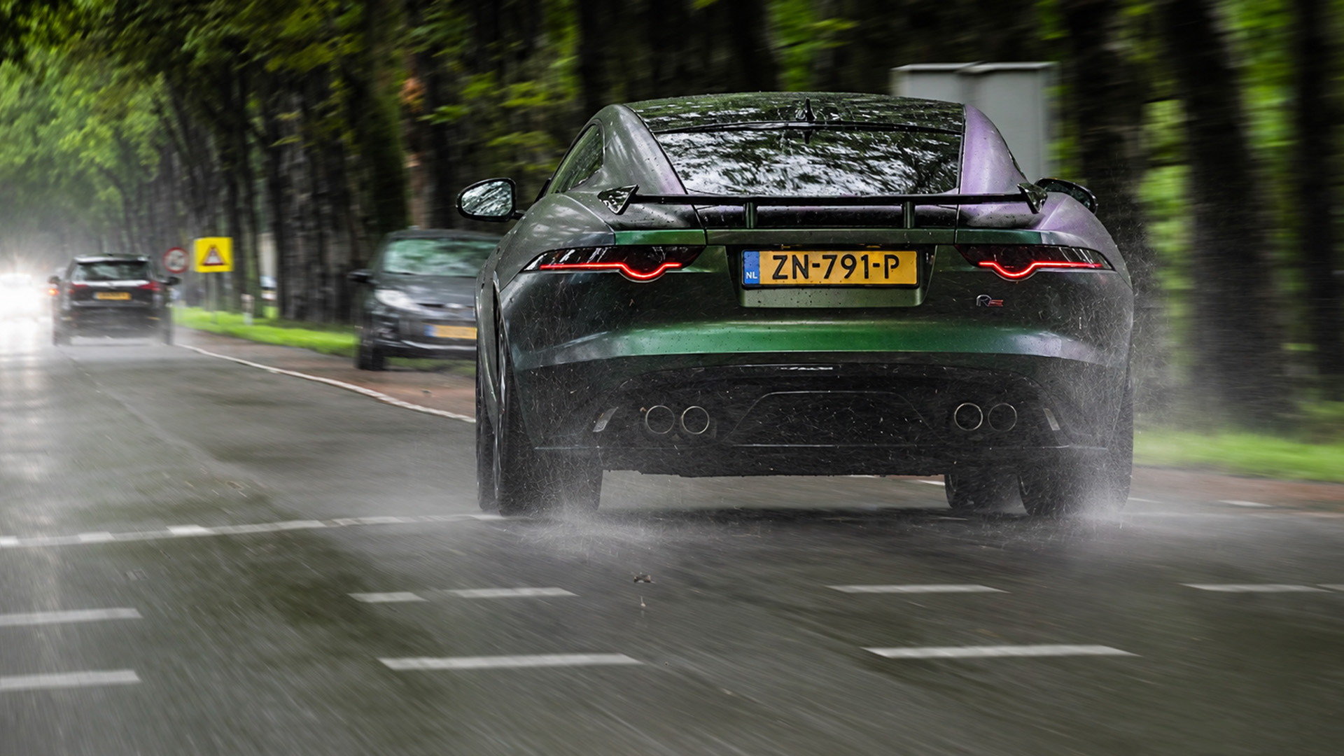 Jaguar F-Type SVR durchfährt regennasse Straßen