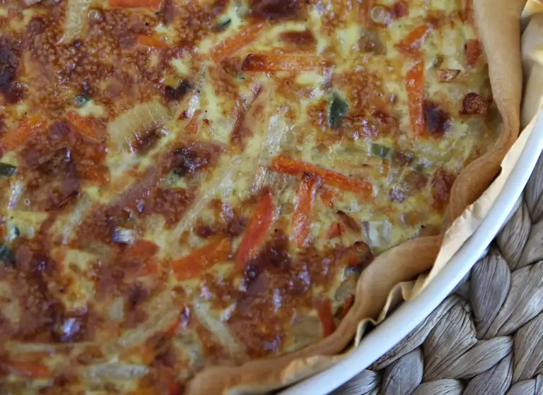 Quiche met groenten en spek waar iedereen dol op is!