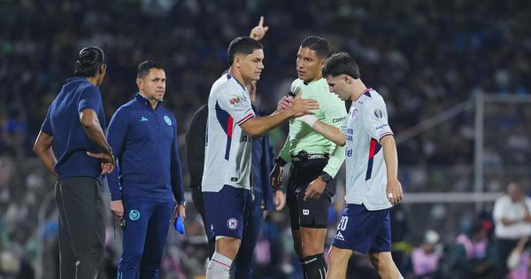 Paradela se lesiona tras jugada con Carrasquilla y abandona el Pumas ...