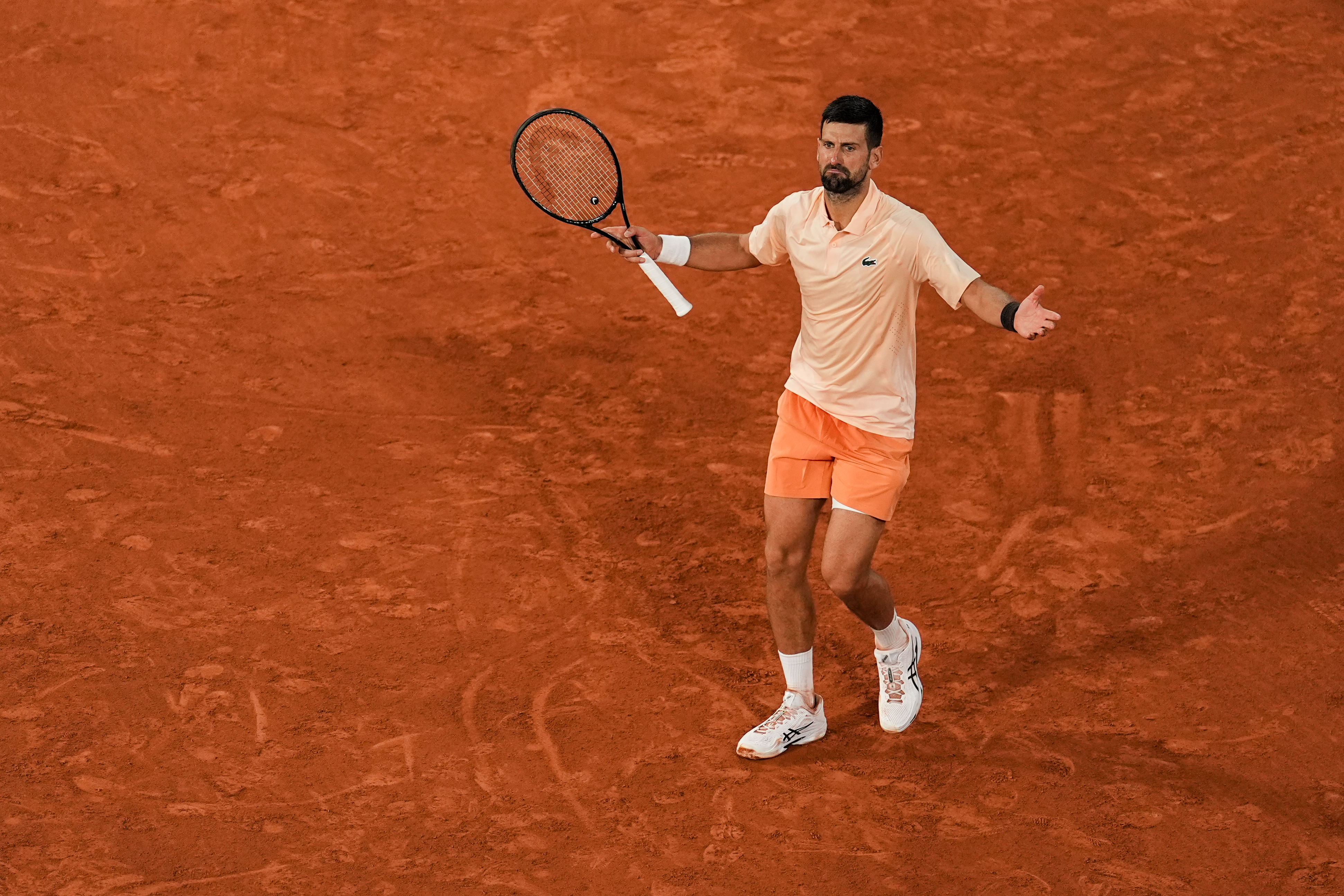 Novak Djokovic can't stop dancing at Roland-Garros