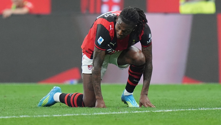 Milan, prima il sostegno ai calciatori poi i fischi: con chi ce l'hanno ...