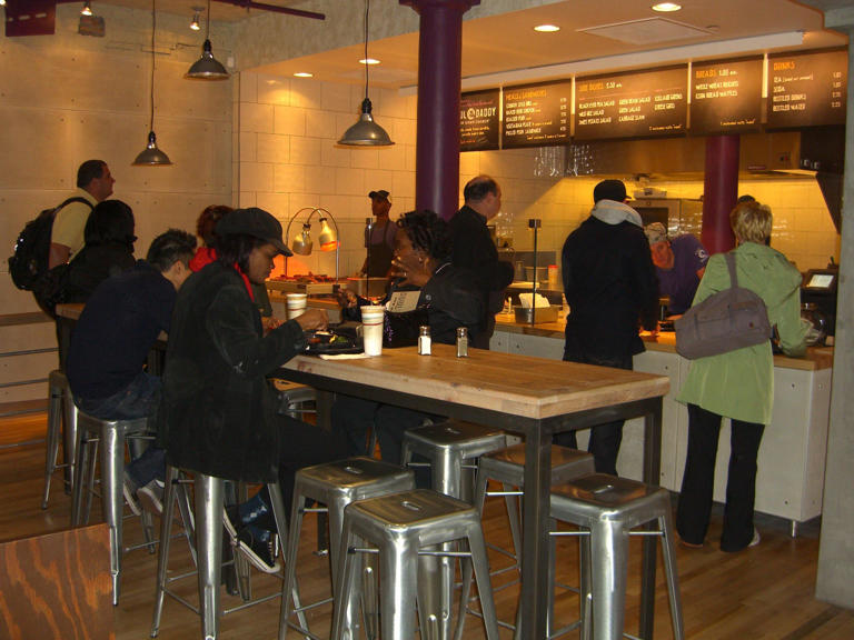 The sit-down restaurant chains America loved in the ’90s that are ...