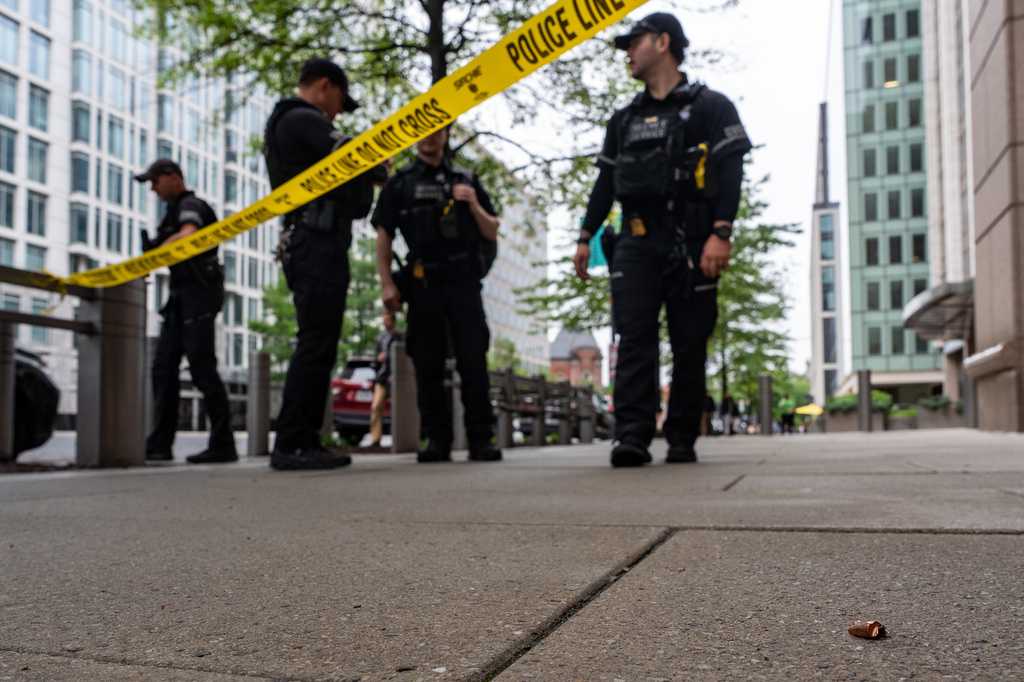 Bystander in serious condition after fatal shooting near White House