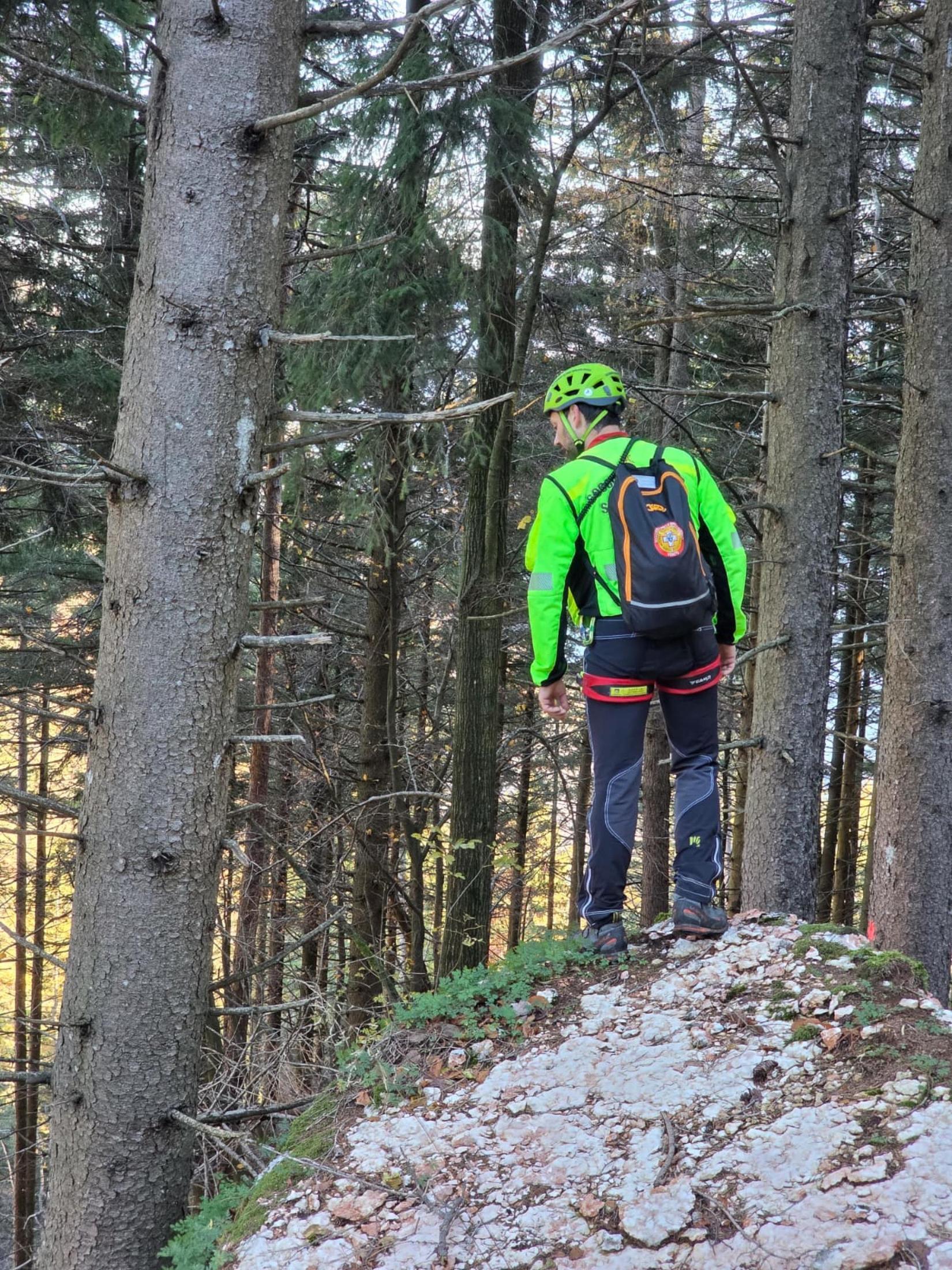 Boscaiolo ferito per la caduta. Interviene il soccorso alpino