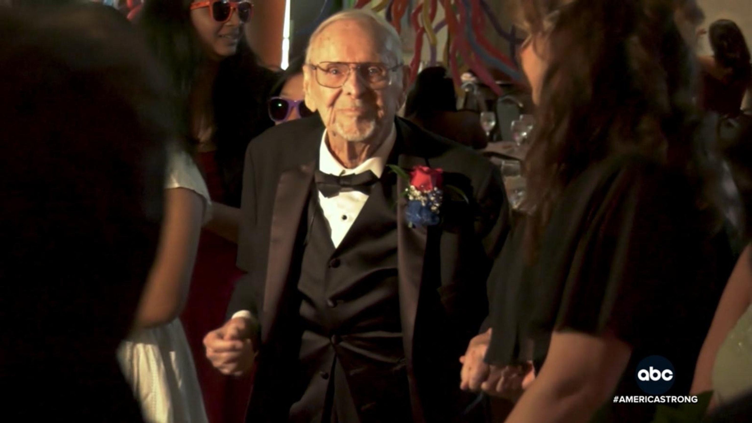 Students surprise World War II veteran with high school prom