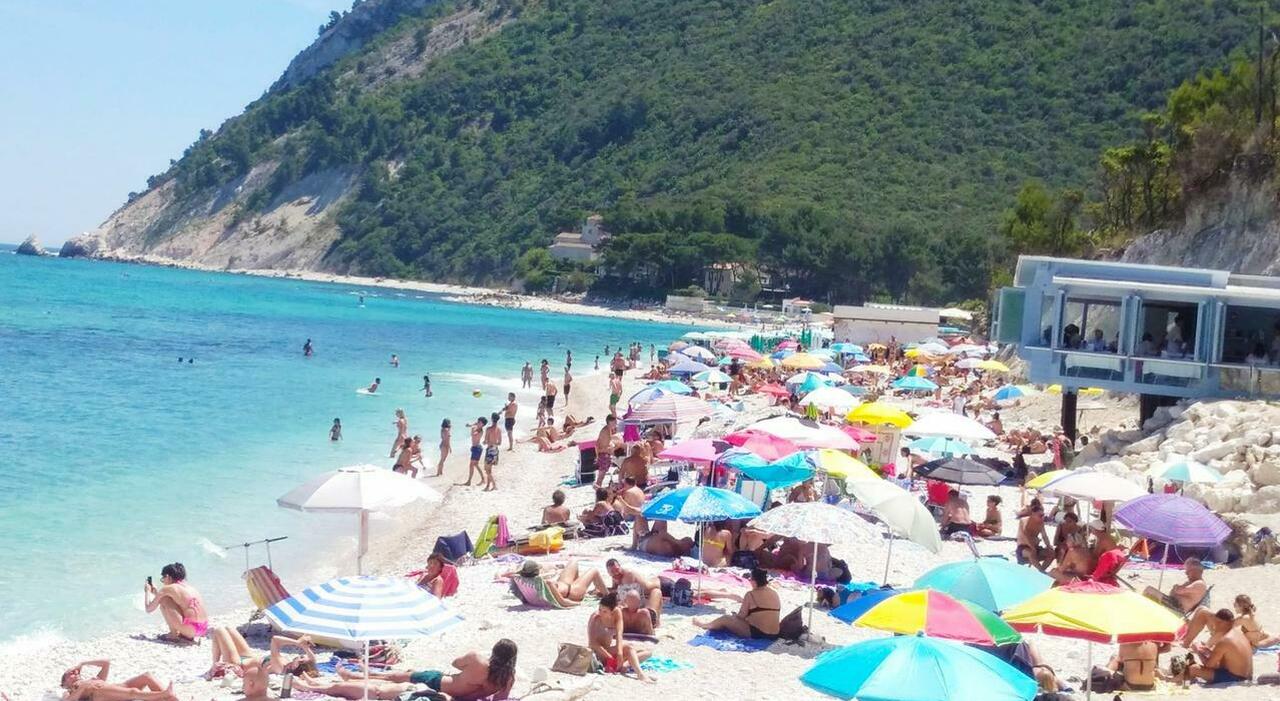 Assaggio d’estate, c’è l’assalto a Portonovo. Code e liti nei park, le ...