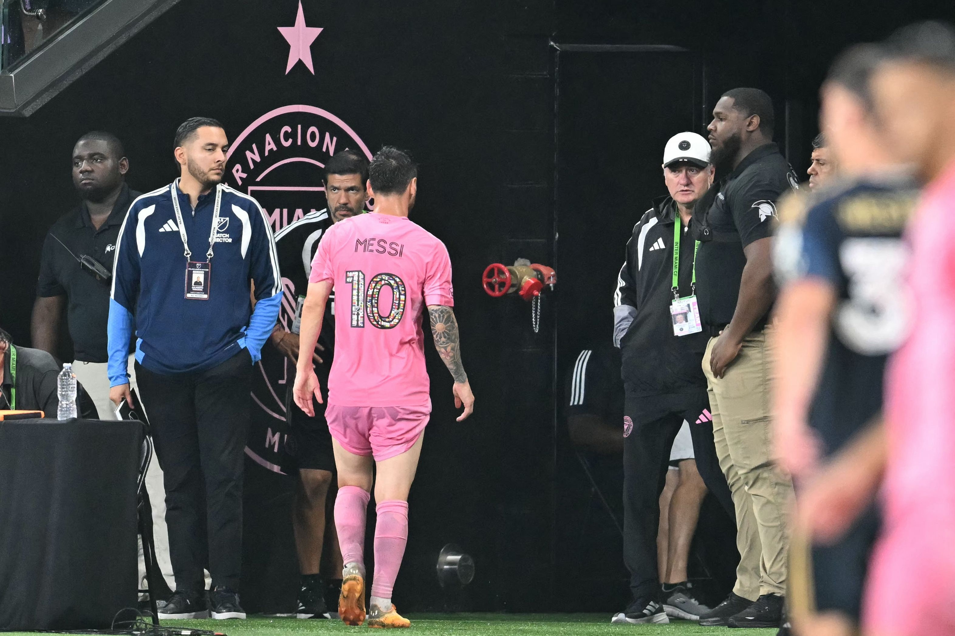 Messi tager sig til låret og udgår få uger før VM