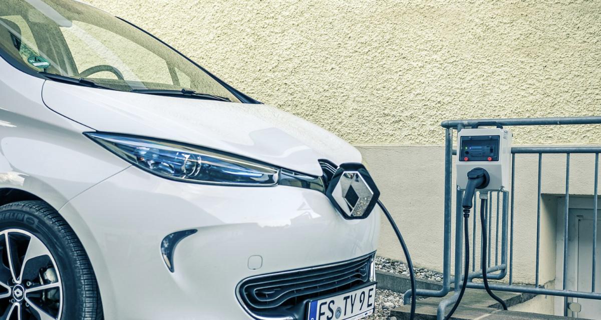 En train de recharger sa voiture électrique, il assiste à l’incendie du ...