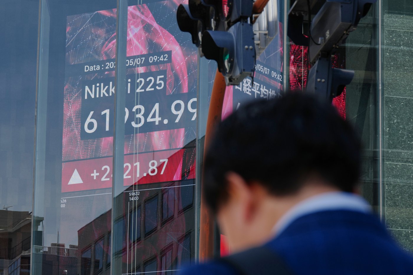 Asian shares mostly gain and oil prices fall after Trump says peace ...