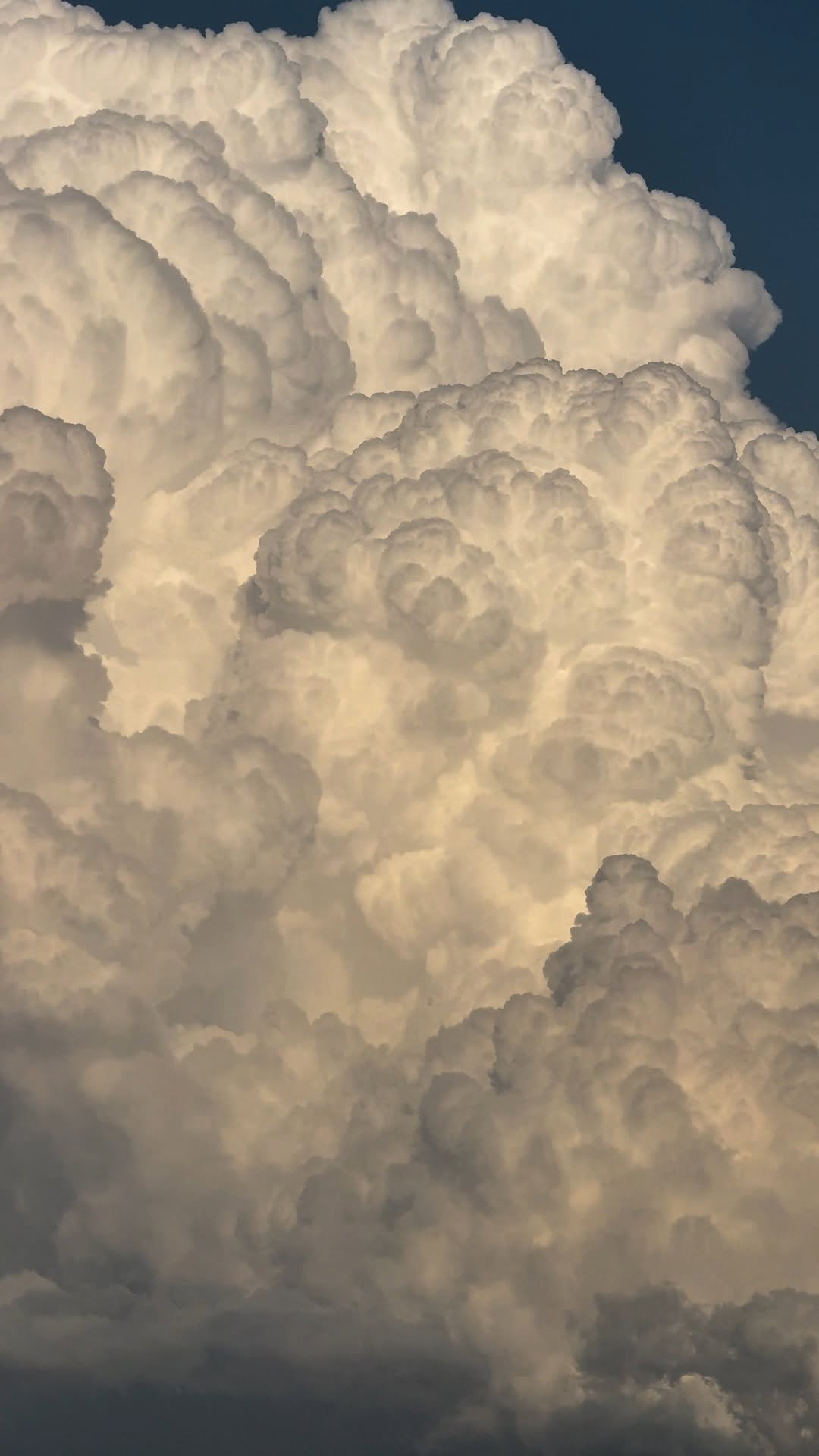 Intense supercell zoom in before tornado