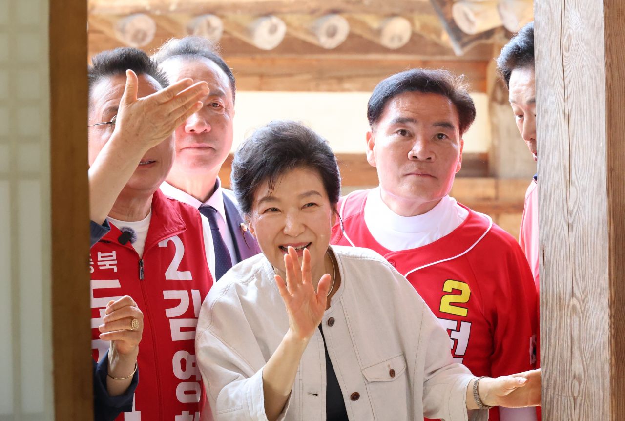 박근혜, 육영수 여사 생가 방문…충청서 국민의힘 지원 행보
