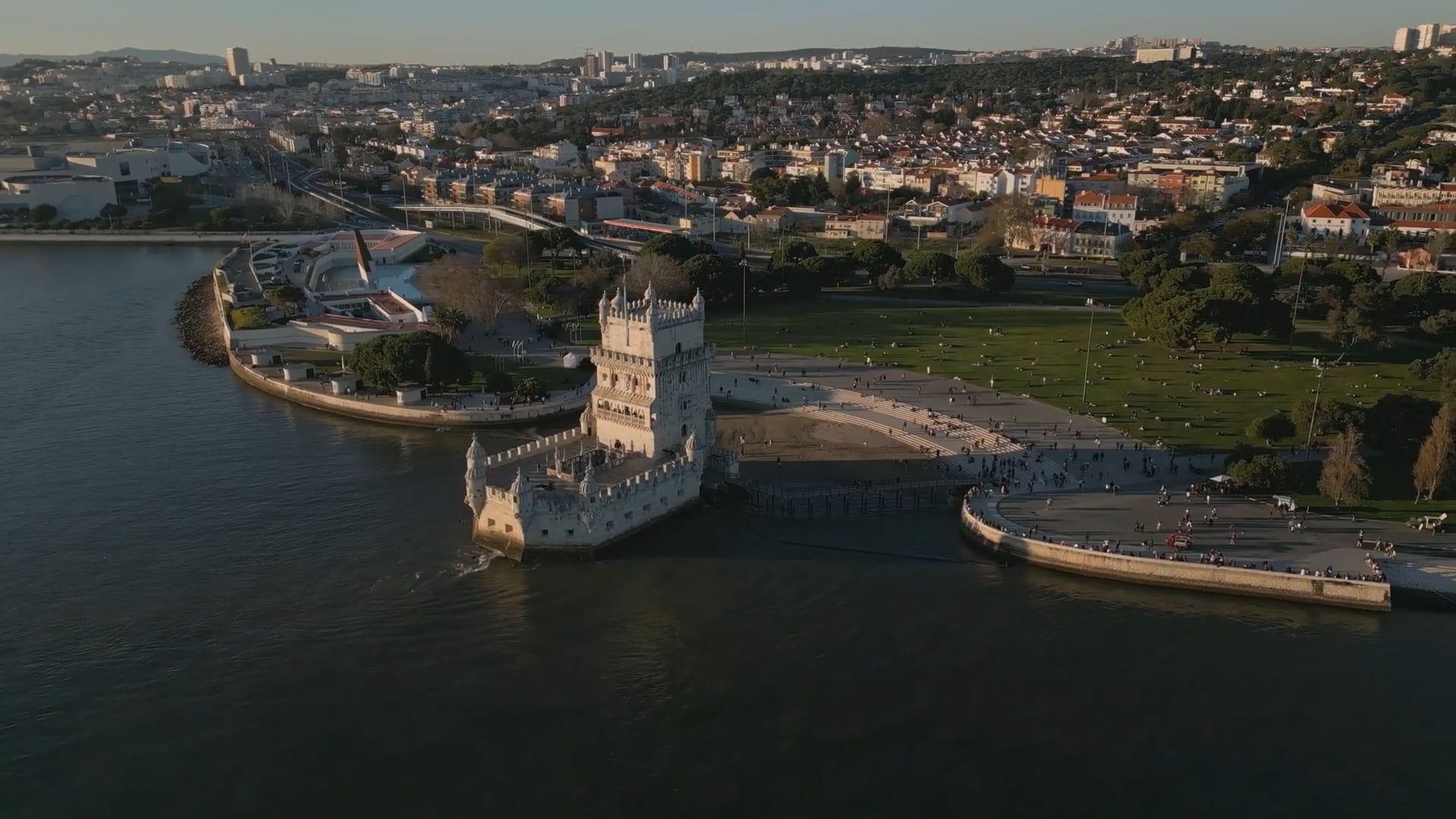 Belémin torni: Lissabonin 1500-luvun monumentin drone-näkymiä Tagus-joella