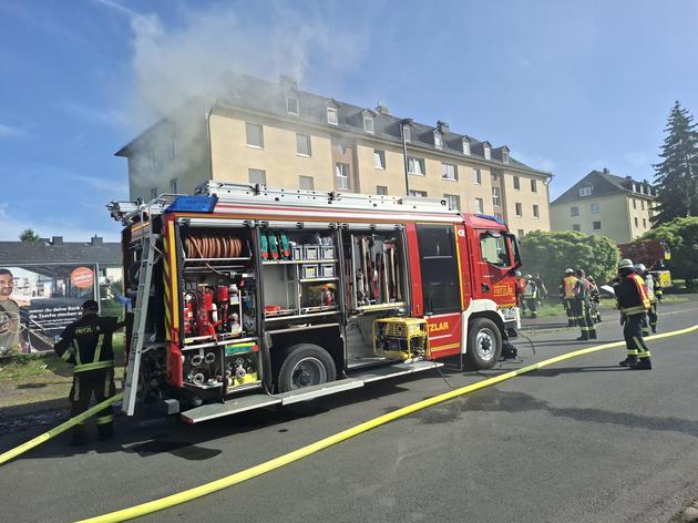 Dachstuhl steht in Flammen: Feuerwehr rettet Mutter und drei Kinder