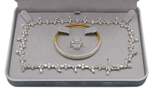 Why diamonds are always kept in velvet boxes? The real reason will ...