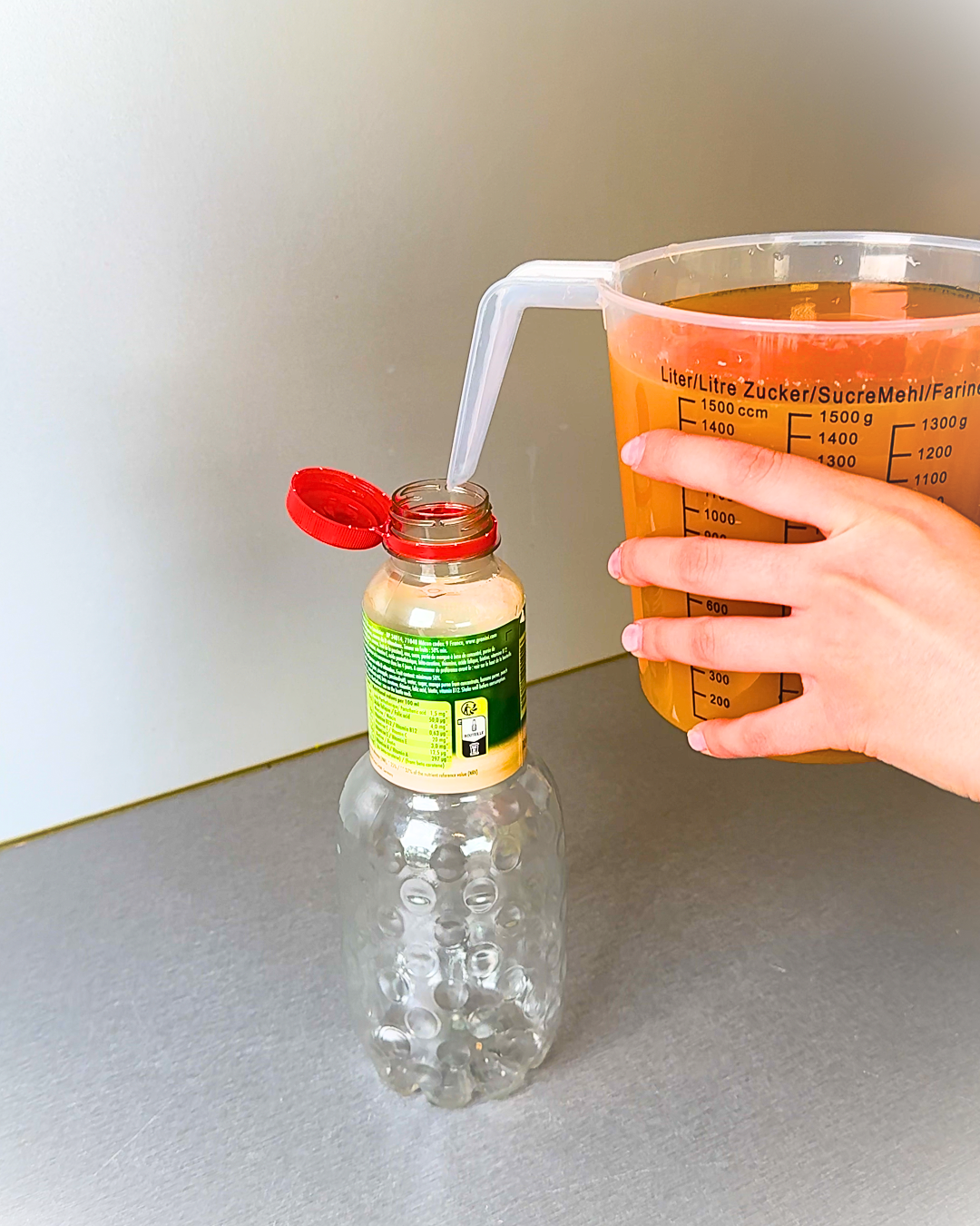 El secreto para verter jugo sin hacer un desastre 🍊