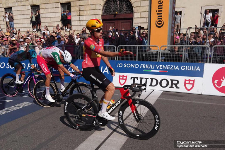 Il gruppo li aveva già ripresi: poi il ciclismo ha distrutto tutti i ...