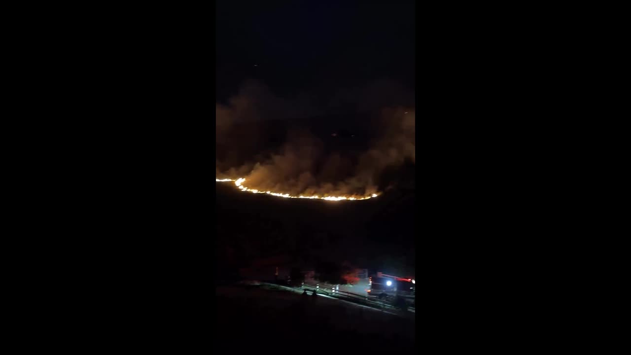 Sandy fire burns near residential hills in Simi Valley, California, USA