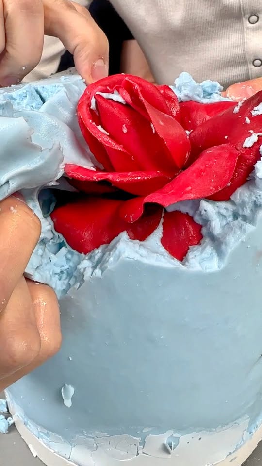 Making gypsum art holding a rose