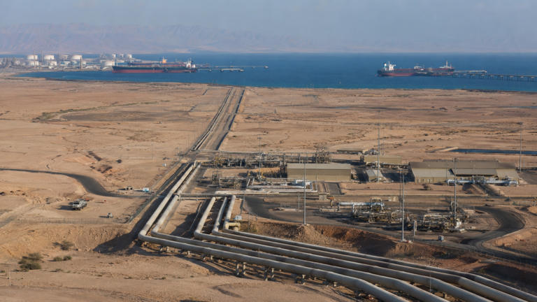 VAE en Saudi-Arabië leiden een deel van de olie-export om langs de ...